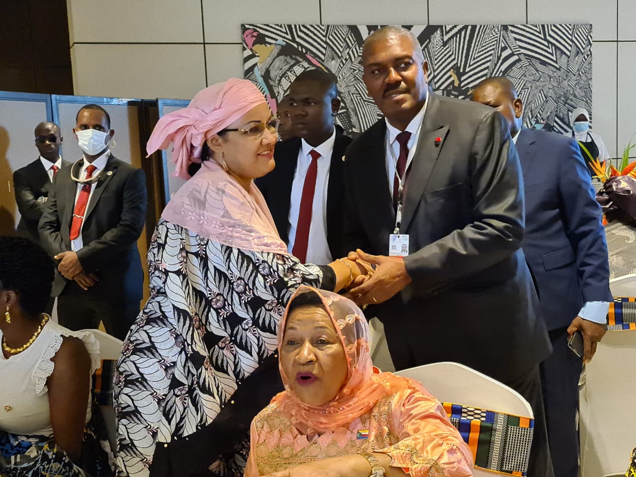 1ª DAMA DE ANGOLAL ENVIA MENSAGEM À SUA HOMÓLOGA DO NÍGER MADAME HADIZA ...