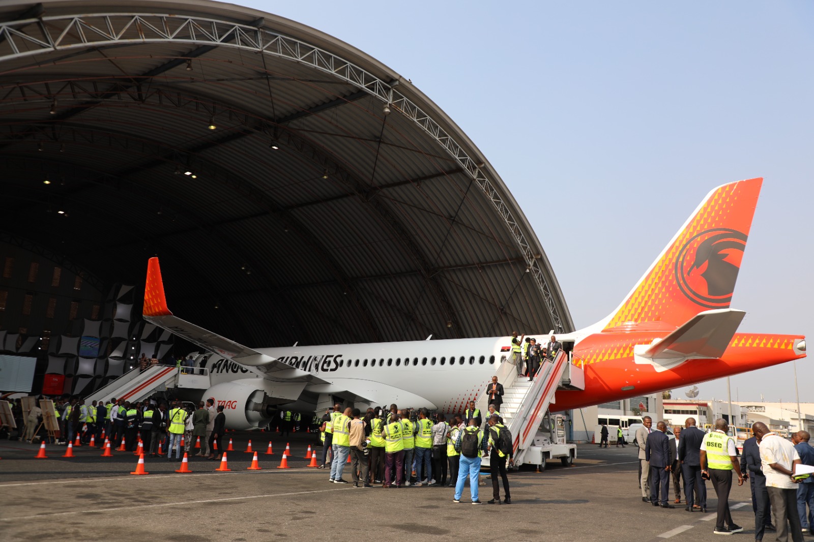 TAAG reforça frota com primeiro avião Airbus A220-300 - Embassy of the ...